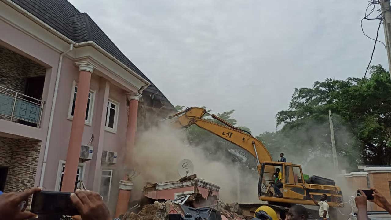 Lagos Government Demolishes "Mansion", Other Houses Built on Canals ...