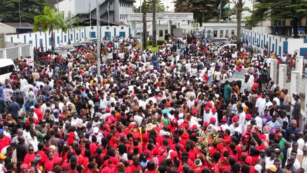 Crowd gathers at Rivers govt house ahead of Fubara’s return - The ...